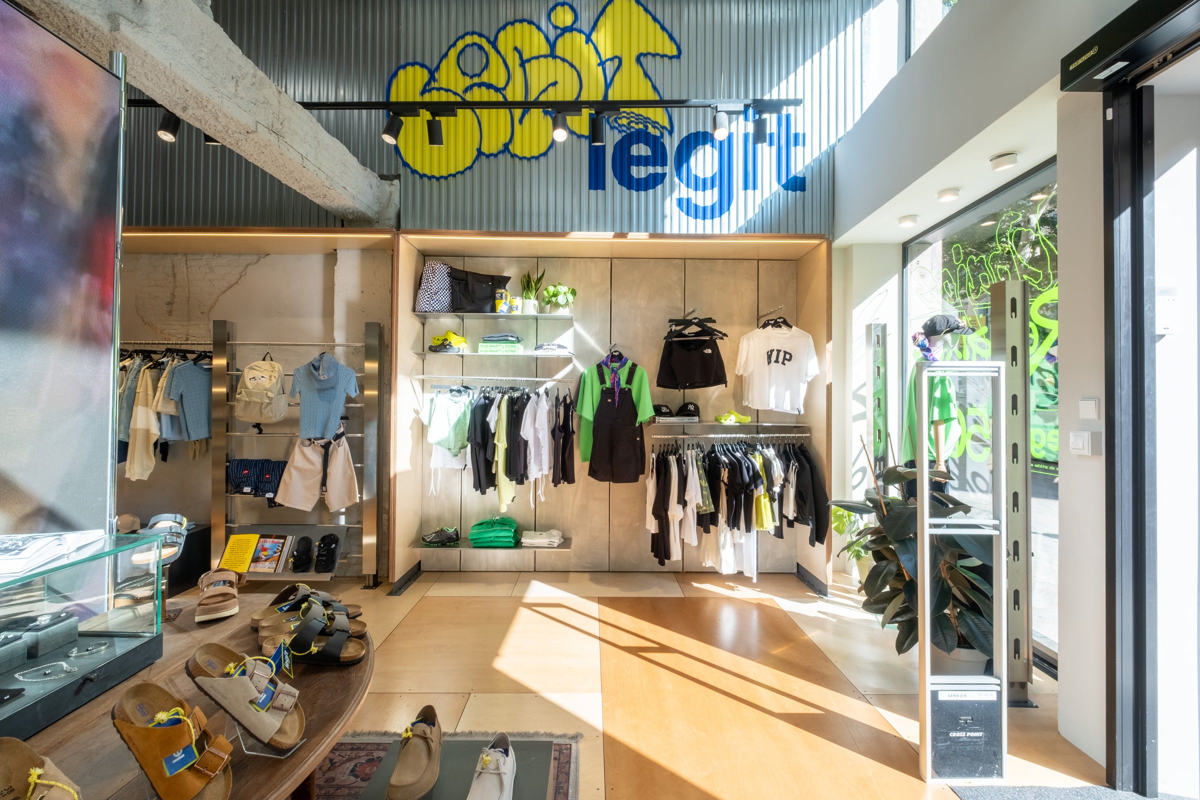 Descubre Nuestras Tiendas LEGIT